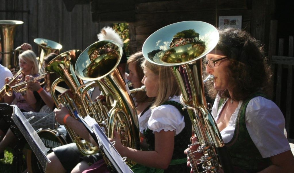 20. Jubiläum: LaBrassBanda kommt zum Internationalen Volksmusiktag
