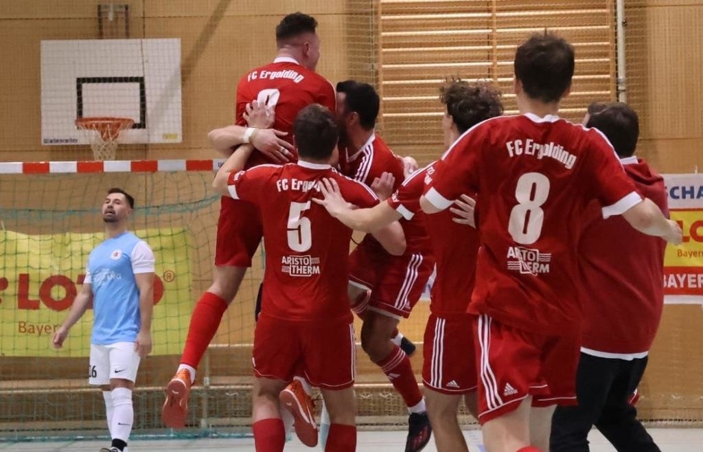 Klasse Kombinationen, starke Nerven: FC Ergolding gewinnt stimmungsvolles Bezirksfinale