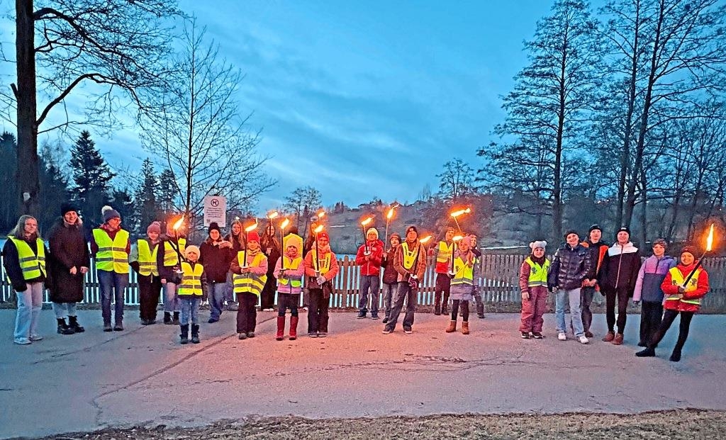 Mit der Fackel durch die Nacht