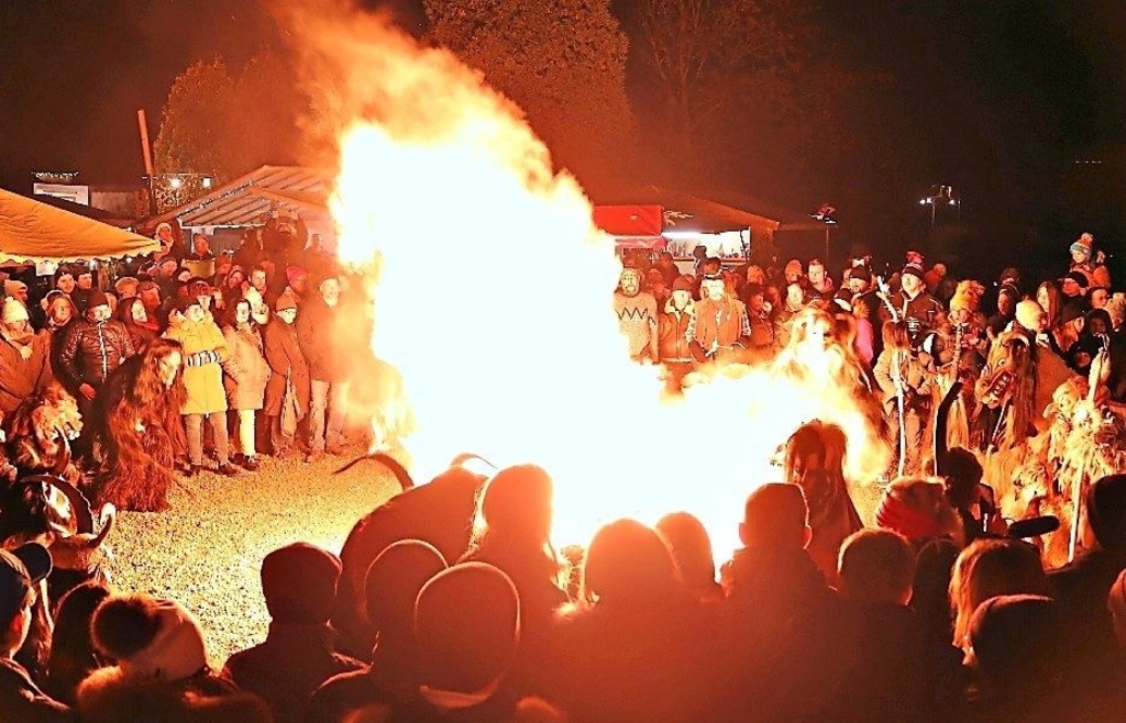 Dorfweihnacht in Peigen: Koishüttler Lousnachtgeister erhellen die Nacht