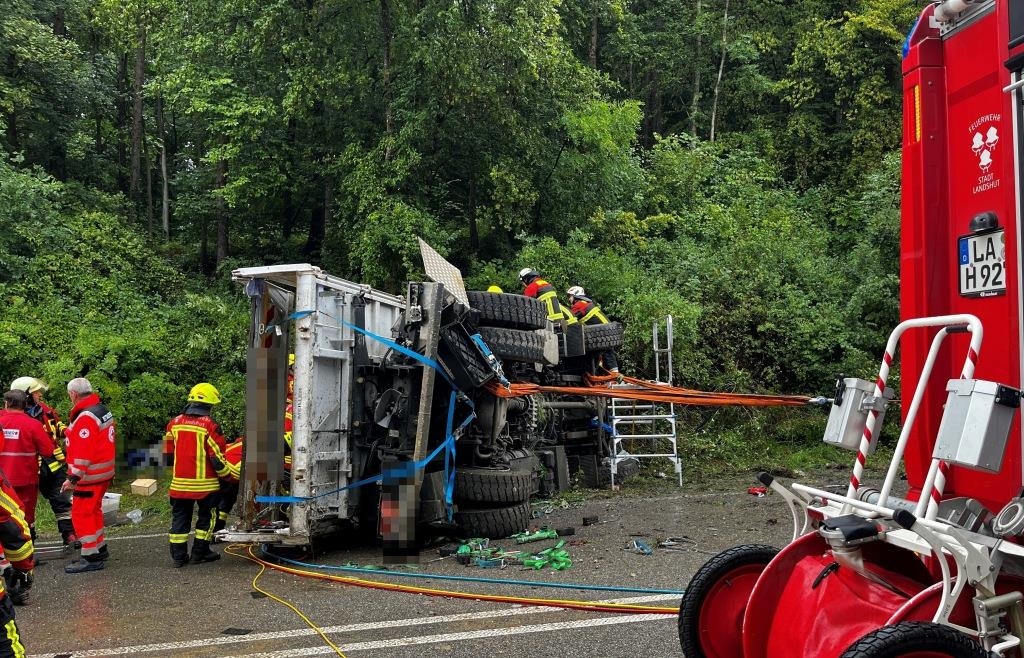 Muldenkipper stürzt auf B299 bei Landshut um: Fahrer über eine Stunde eingeklemmt