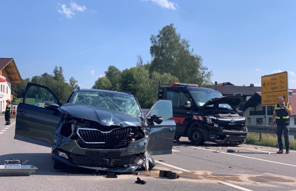Drei Verletzte nach Frontalzusammenstoß auf B85 im Landkreis Regen