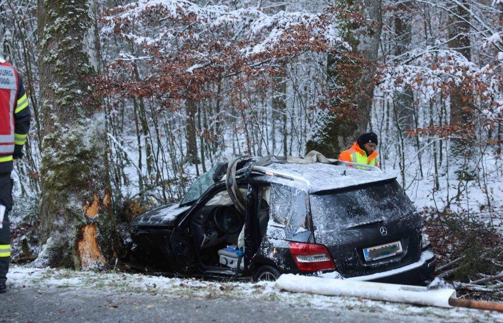 Unfall auf schneeglatter Fahrbahn: 33-Jährige stirbt in Hochburg-Ach