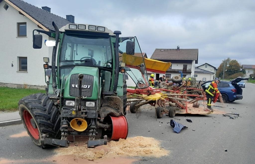 Auf Gegenfahrbahn geraten: BMW-Fahrer kollidiert in Reinhartsmais mit Traktor
