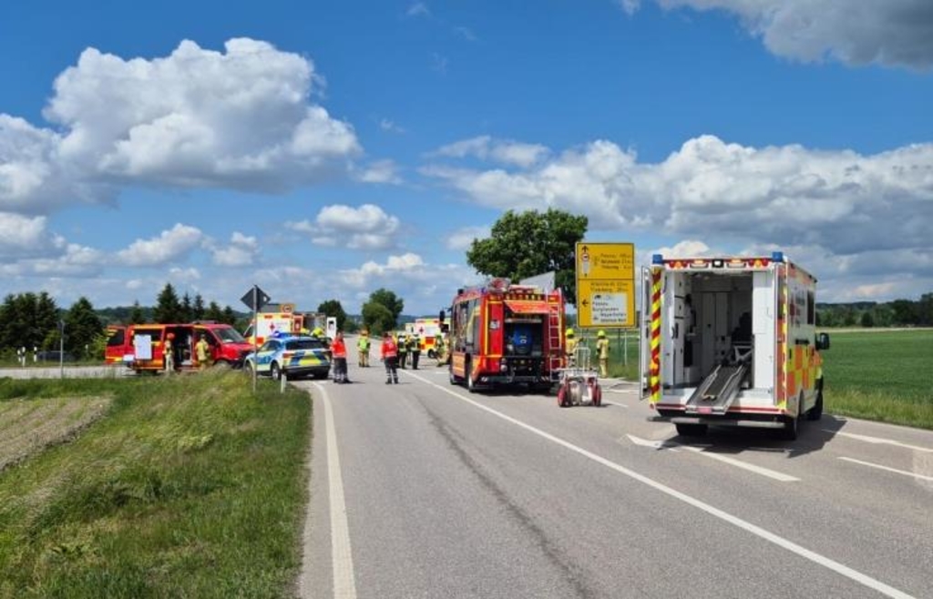 Schwerer Verkehrsunfall auf der B20 bei Tittmoning – Rettungshubschrauber im Einsatz