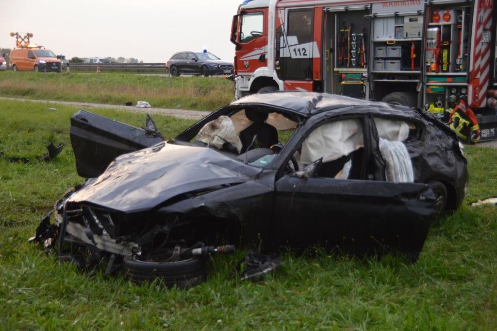 Aquaplaning auf der A92 bei Dingolfing: Auto überschlägt sich mehrfach, Frau (25) stirbt
