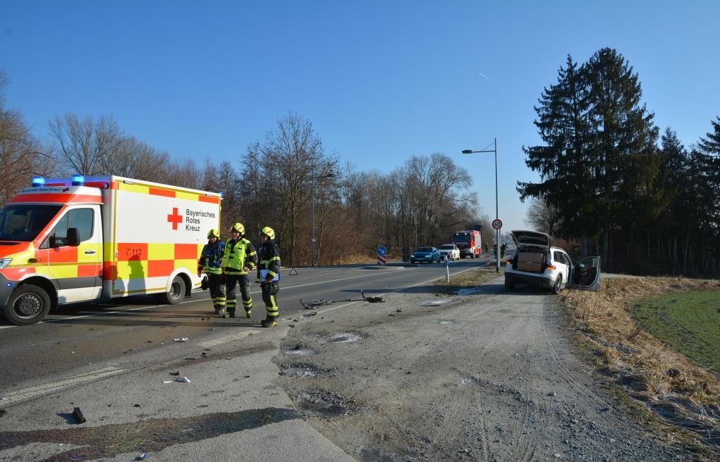 Unfall auf Kreisstraße bei Landau: Drei Menschen leicht verletzt