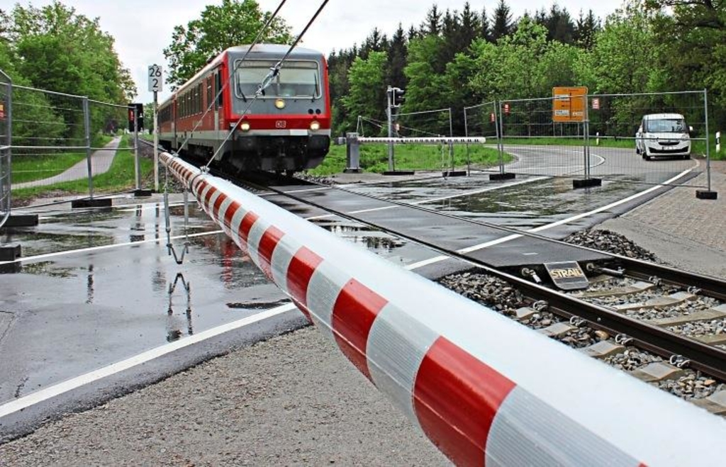 Bundesstraße 299 am Bahnübergang Lengloh wieder befahrbar