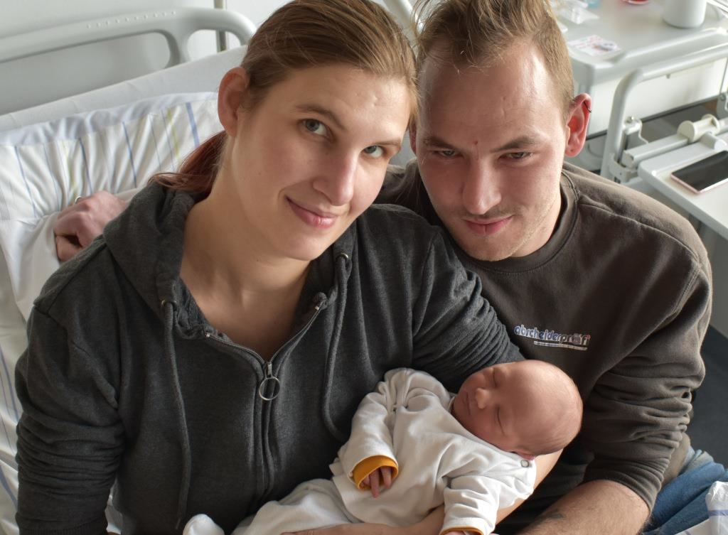 Das ist das Neujahrsbaby, das per Polizeieskorte ins Klinikum kam