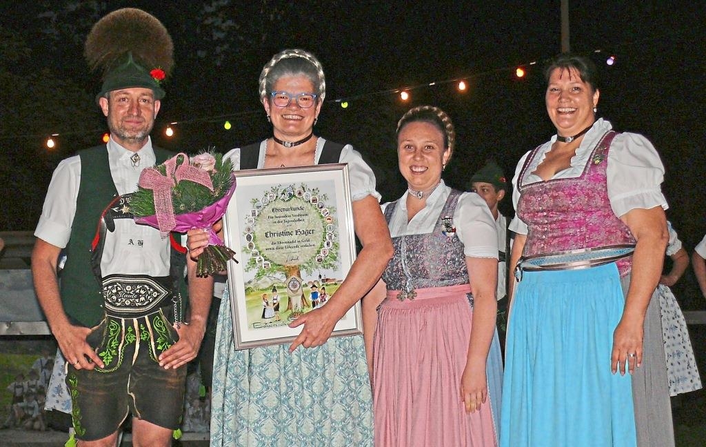Acht Generationen tanzen für Christine Hager: Goldene Ehrennadel für ...