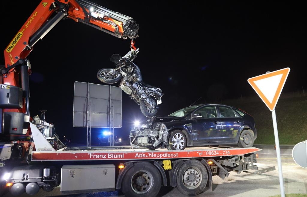 Unfall auf Bundesstraße bei Altötting: Motorradfahrer schwer verletzt