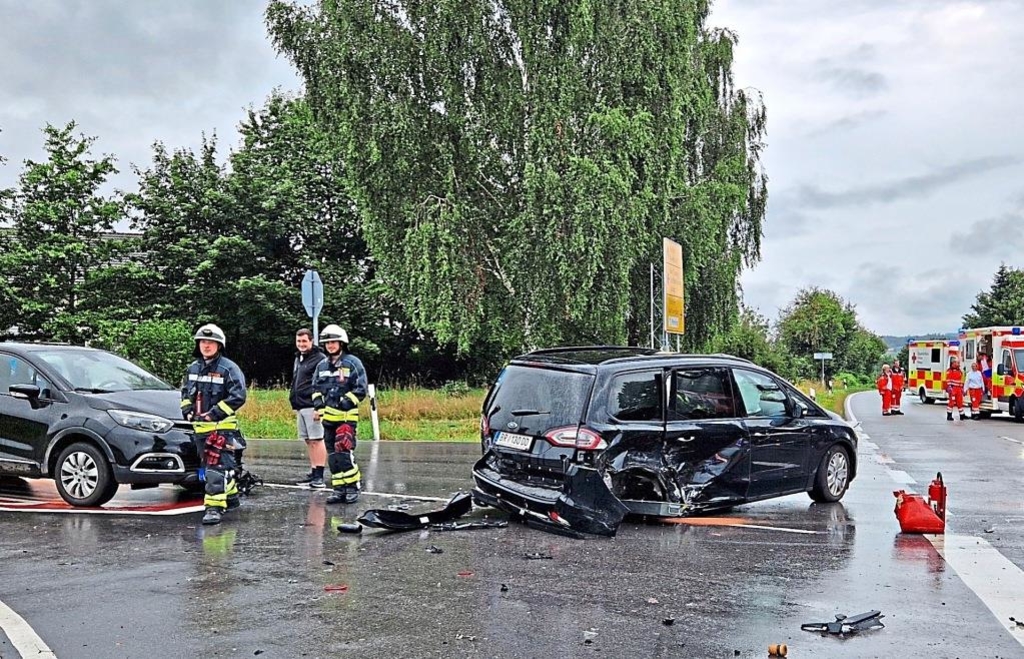 Unfall an Kreuzung fordert sieben Verletzte