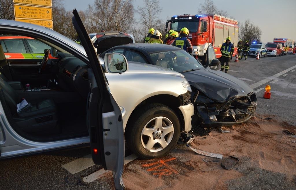 Kollision auf der B20 bei Landau: Schwerer Unfall beim Abbiegen auf die A92