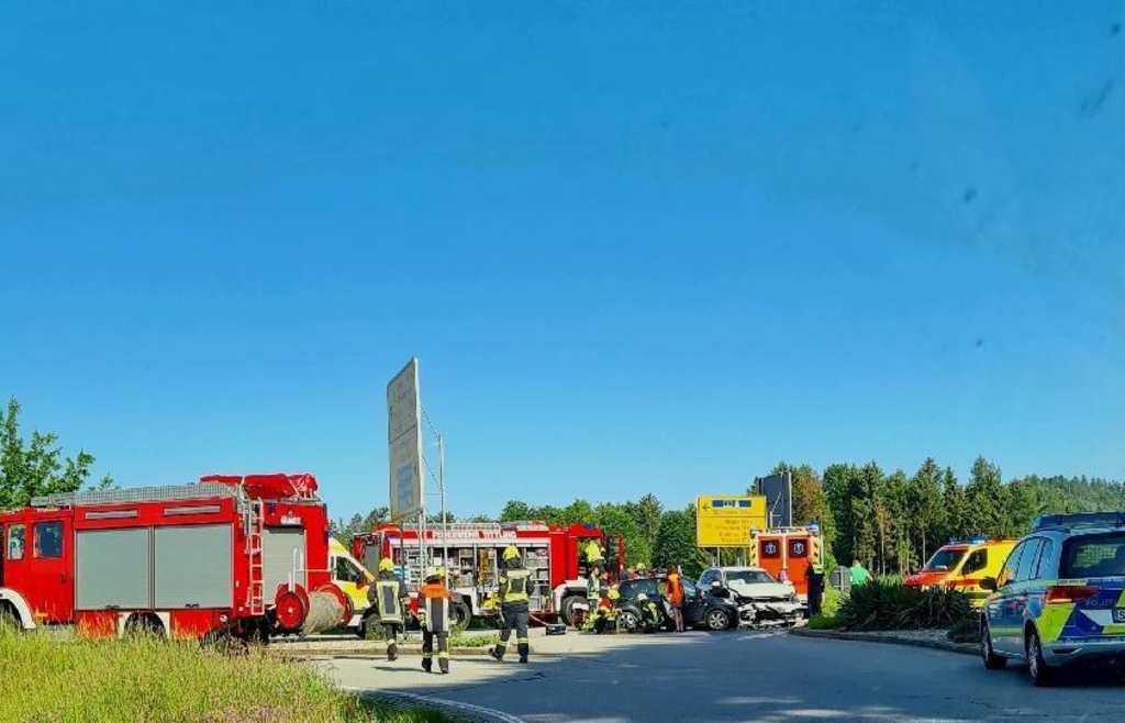 Zwei teils schwer Verletzte nach Unfall auf der B85 bei Tittling