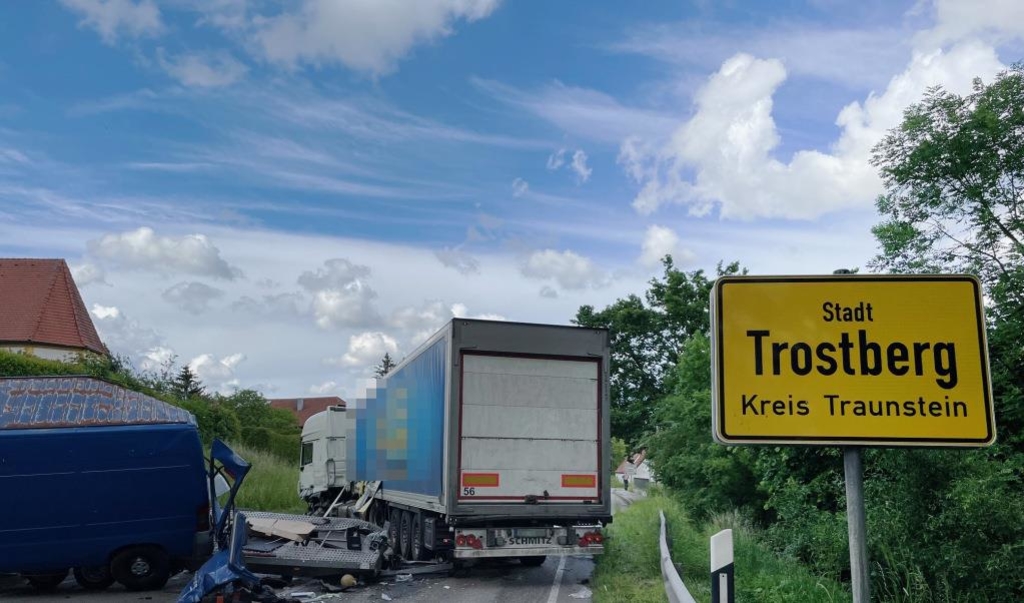 B299 bei Trostberg nach Unfall mit drei Fahrzeugen stundenlang blockiert