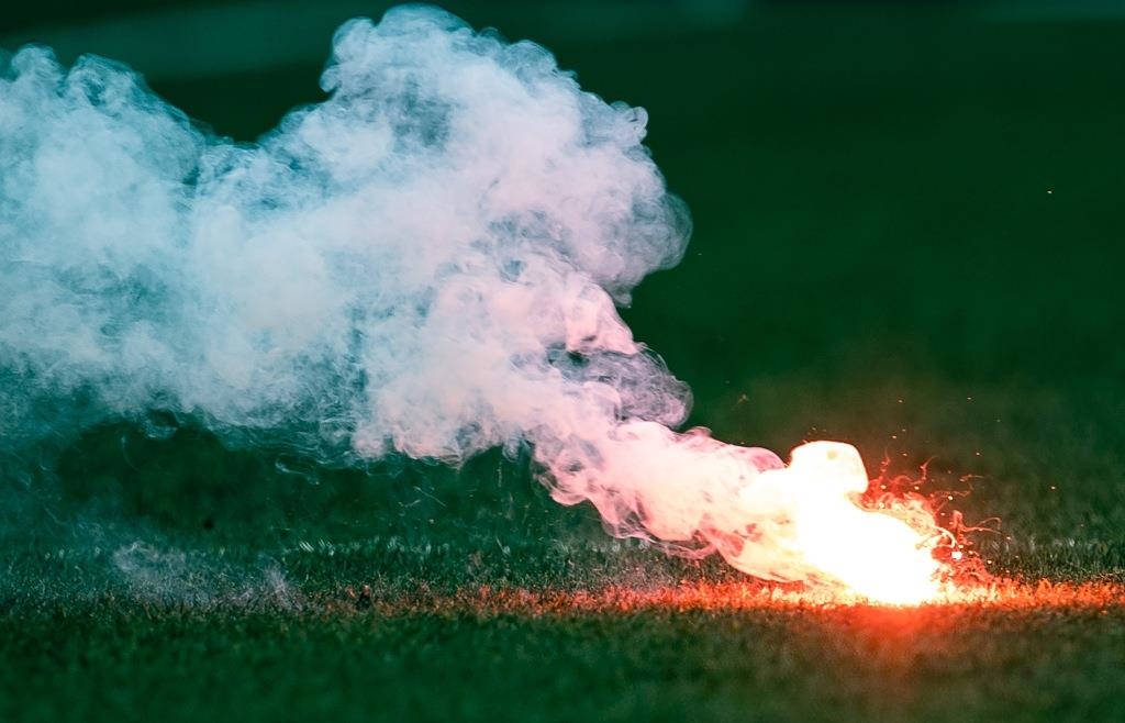 Unbekannter wirft Bengalo auf Reihenhaus in Freilassing – Fliegengitter ...