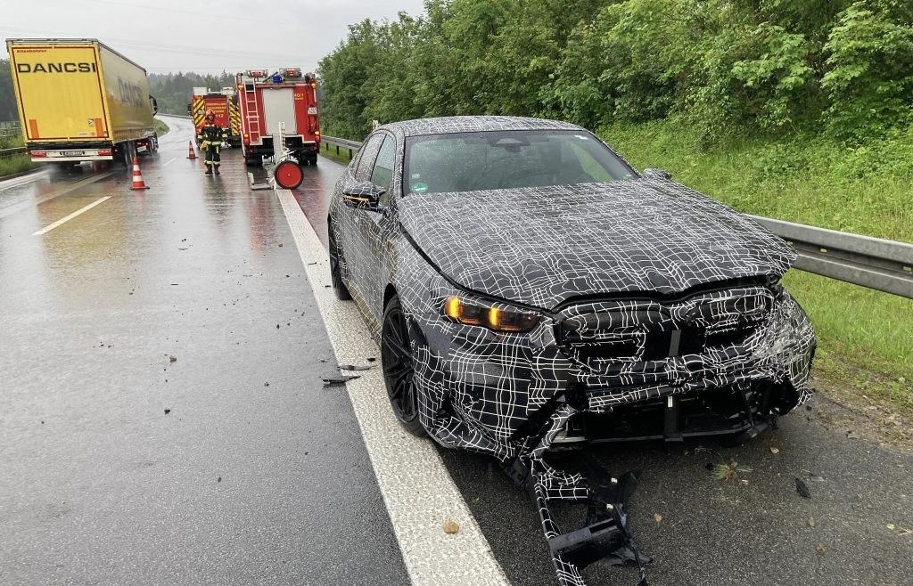 Unfall auf der A94 bei Marktl: Erlkönig kracht in Leitplanke