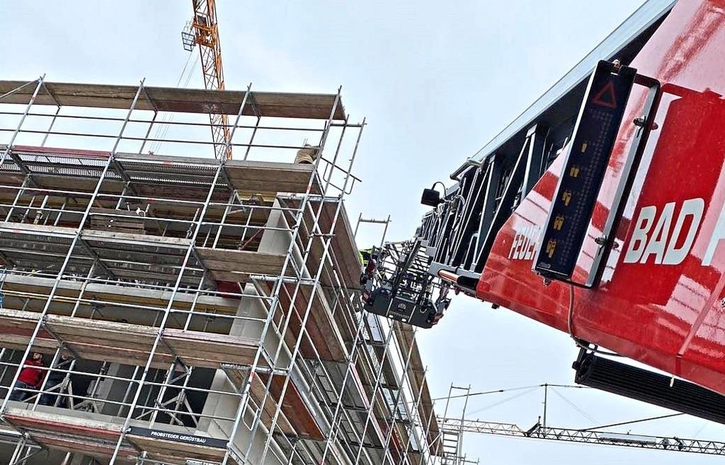 Unfall auf Baustelle: Arbeiter (19) mit Drehleiter gerettet