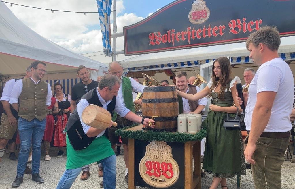 Ein Prosit aus Ortenburg: Das erste Fassl Bier ist angezapft