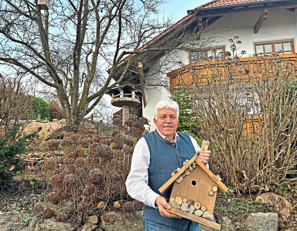 Nicht nur für Piepmätze: Josef Hirschenauer schenkt ein Vogelhäuschen ...