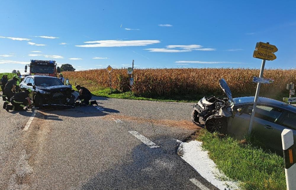 Schwerer Unfall bei Neuhaus am Inn: Zwei Autos kollidieren halbfrontal