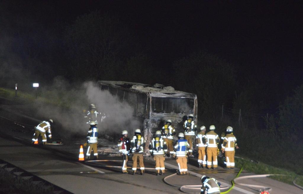 Bus brennt auf der A92 bei Dingolfing – Autobahn in der Nacht komplett gesperrt