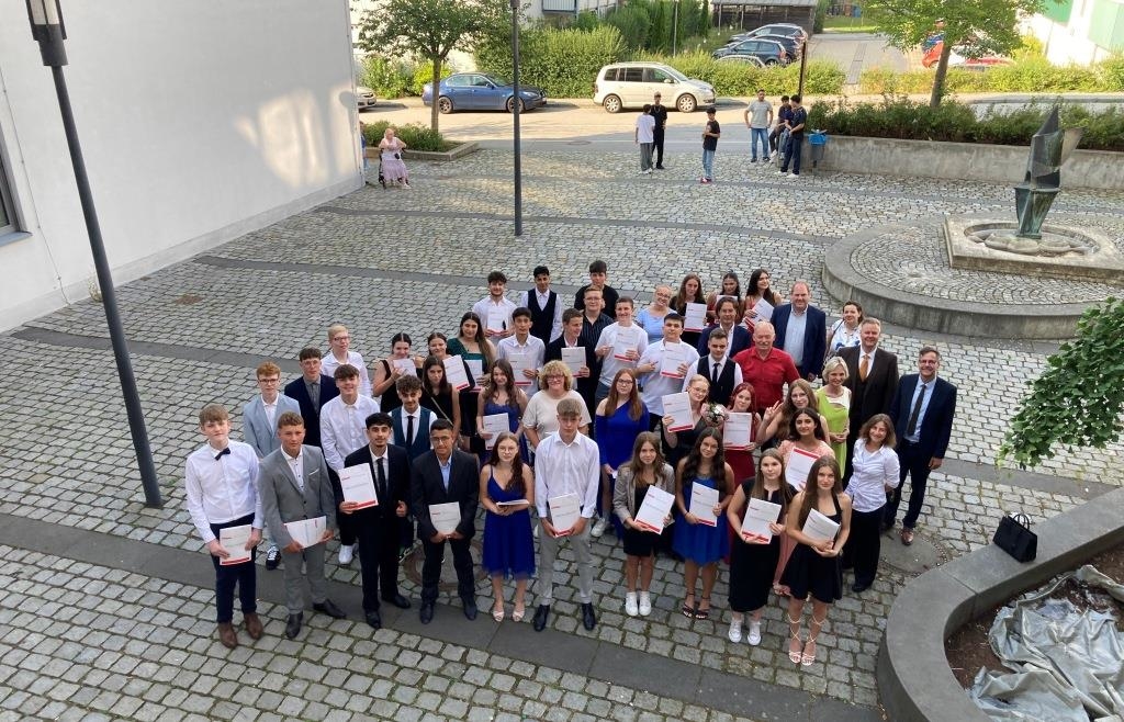 Bereit, „die Zukunft zu greifen“: Knapp 100 Schüler der Mittelschule St. Georg feiern Schulabschluss