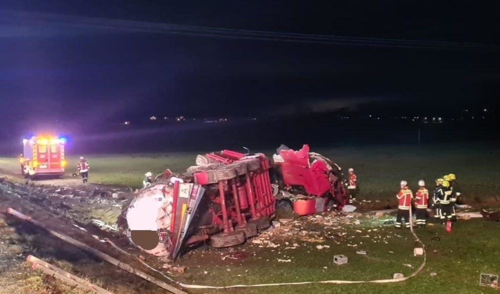 Frontalzusammenstoß bei Obing: Zwei Männer schwer verletzt – B304 bis in die Nacht gesperrt