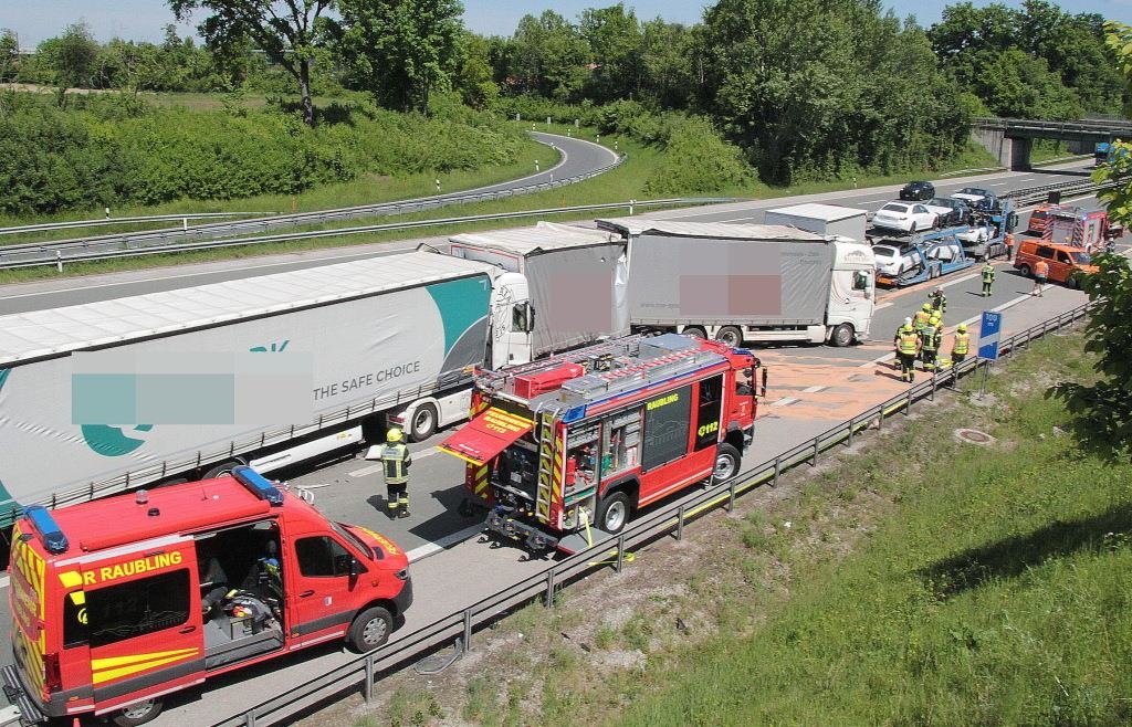 Unfall mit vier Fahrzeugen auf der A8 bei Rosenheim sorgte für stundenlange Sperrung