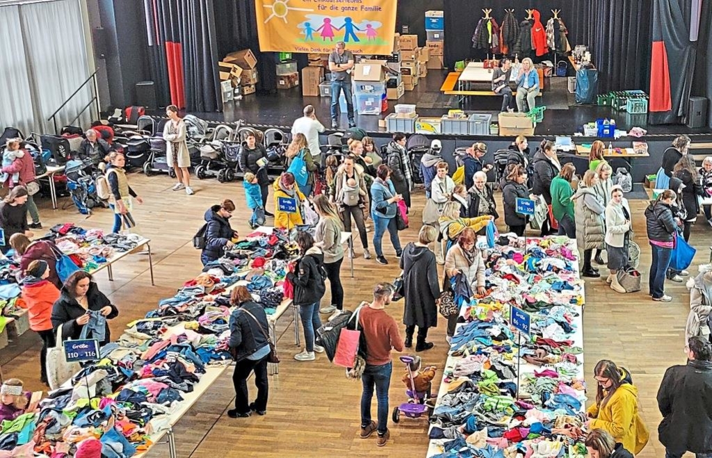 Ansturm auf den Basar mit Kindersachen