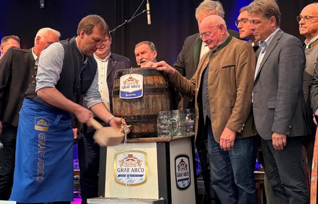 Rottaler Volksfest eröffnet: Zwei Schläge – dann floss das Bier in ...