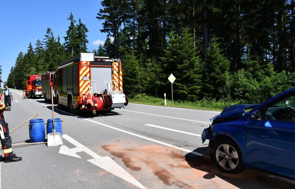 Hubschraubereinsatz nach Zusammenstoß zweier Fahrzeuge auf der B85 bei Regen