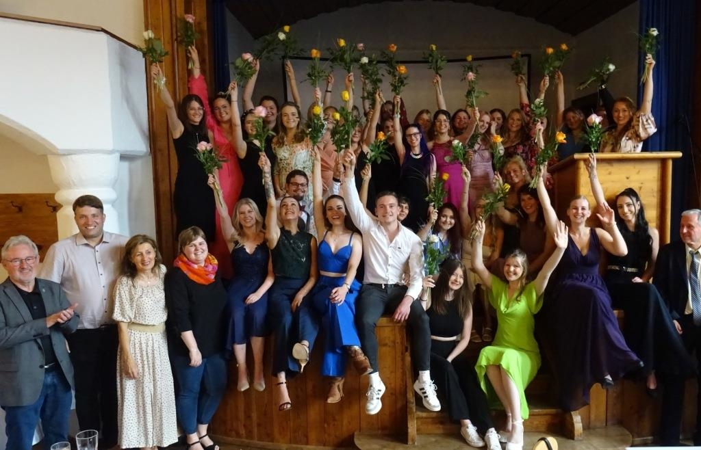 Zum zweiten Mal zwei Abschluss-Klassen: 40 Absolventen der Ergotherapieschule feiern