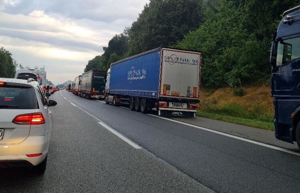 Unfall mit vier Fahrzeugen auf A3 bei Iggensbach: Über 80.000 Euro Schaden, langer Stau