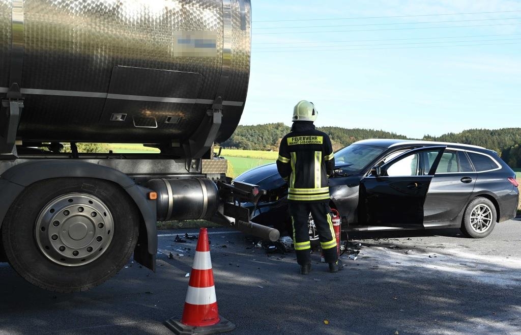 Unfall mit Milchlaster: Autofahrerin schrottet neuen BMW auf der B299