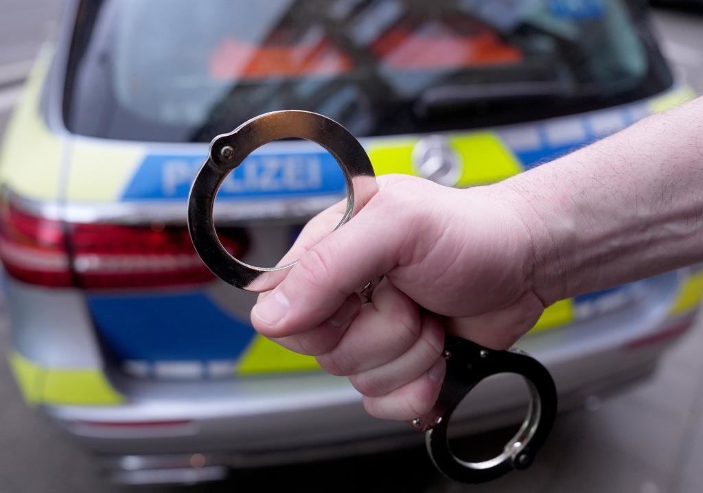 Junggesellenabschied in Pocking eskaliert: Mann beißt Security ...