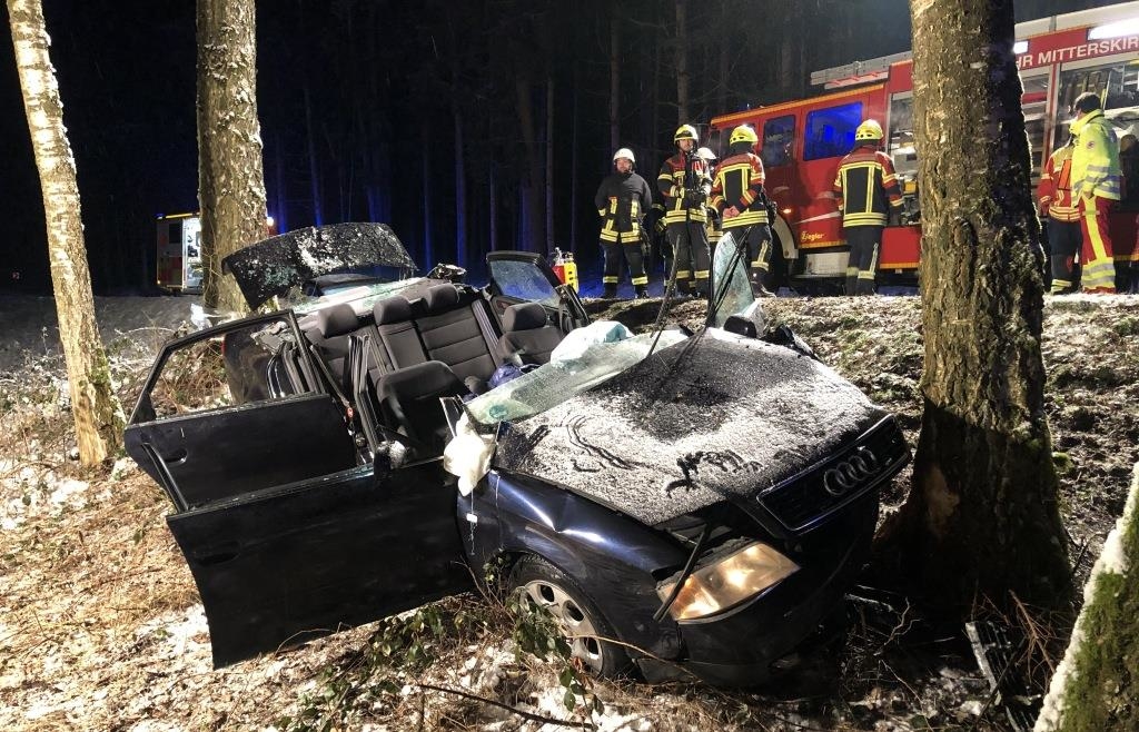 Mit Auto gegen Baum geprallt: Zwei Frauen bei Mitterskirchen schwer verletzt