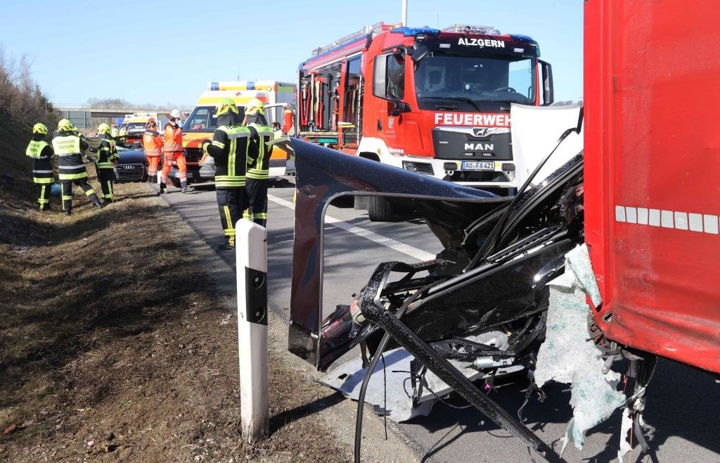 Auto prallt auf A94 in Lkw: Rottaler (33) lebensgefährlich verletzt