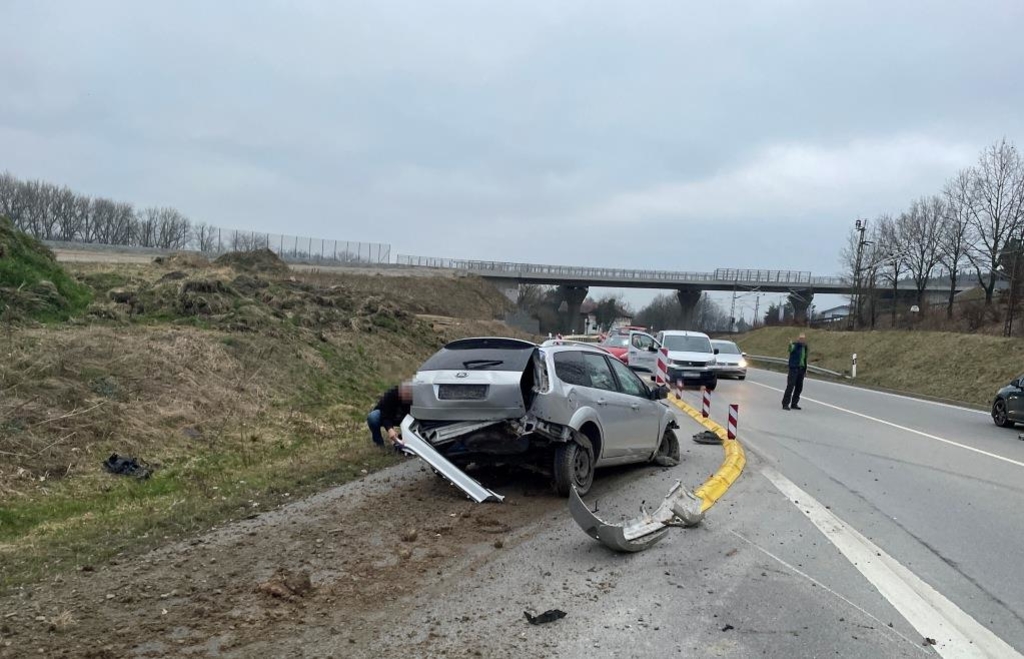 Auto über Kreisverkehr an der B8 bei Vilshofen katapultiert: Fahrer (34 ...