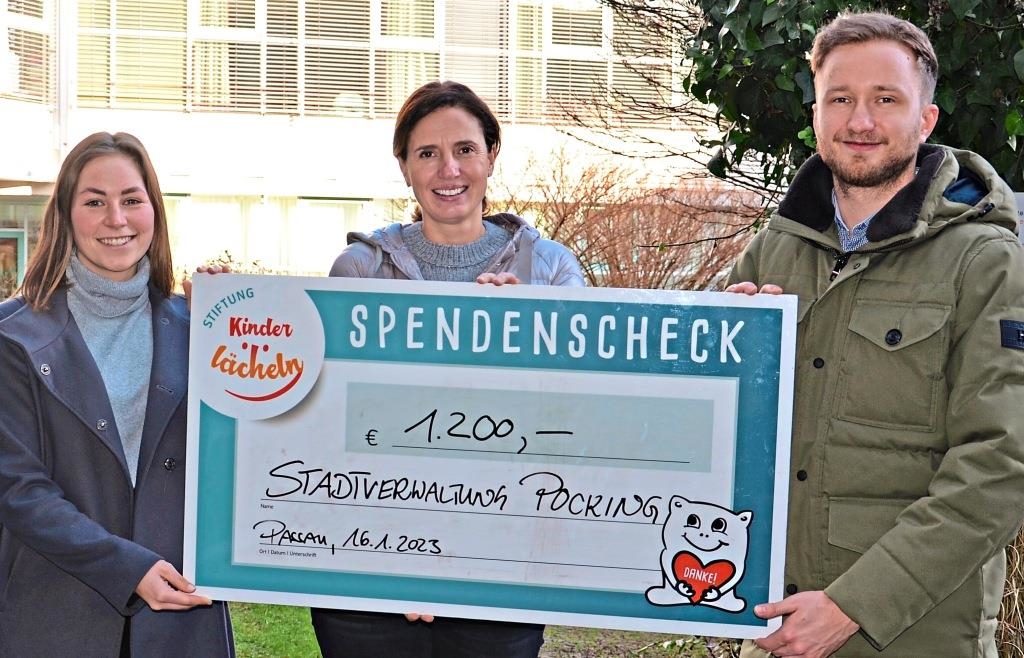 1200-Euro-Spende: Stadt-Mitarbeiter unterstützen Stiftung Kinderlächeln