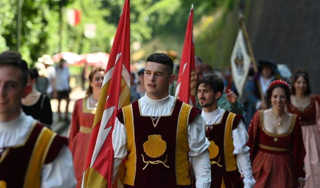 Burgfest-Auszug: 1500 Mittelalter-Freunde auf dem Weg durch Burghausen