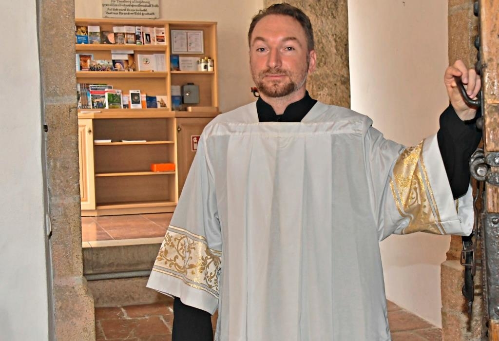 Auch als Laie steht er in der Kirche vorne