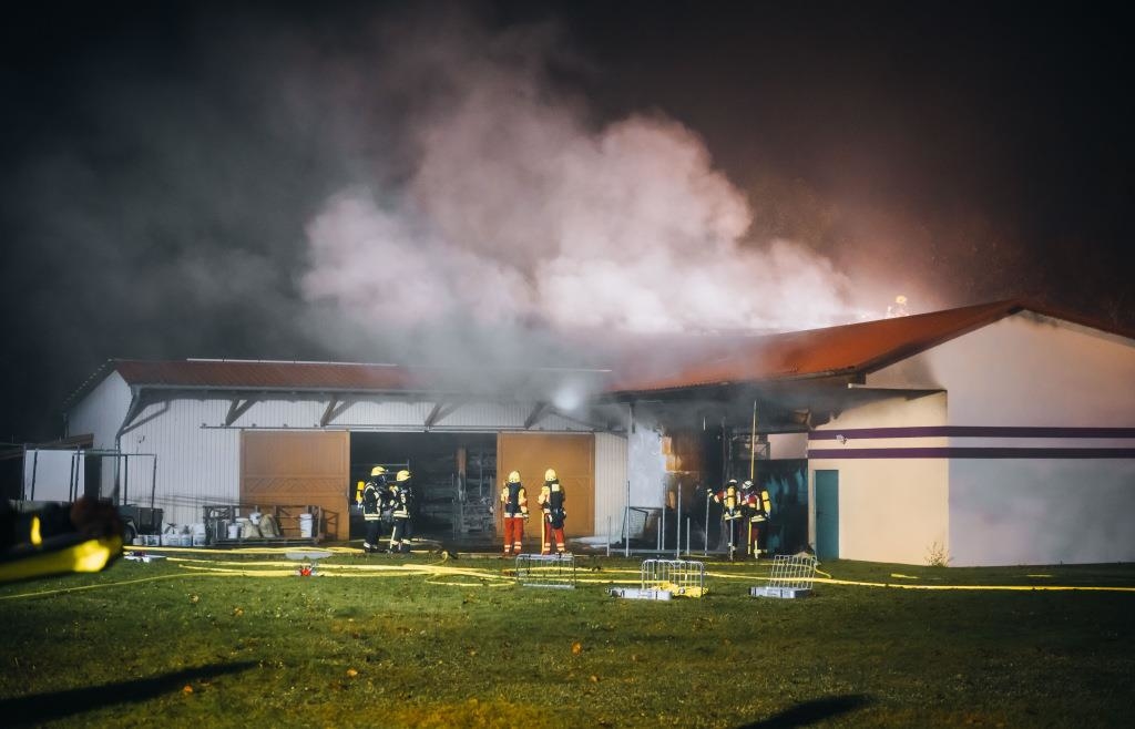 Feuerwehrmann bei Lagerhallenbrand im Kreis Kelheim verletzt