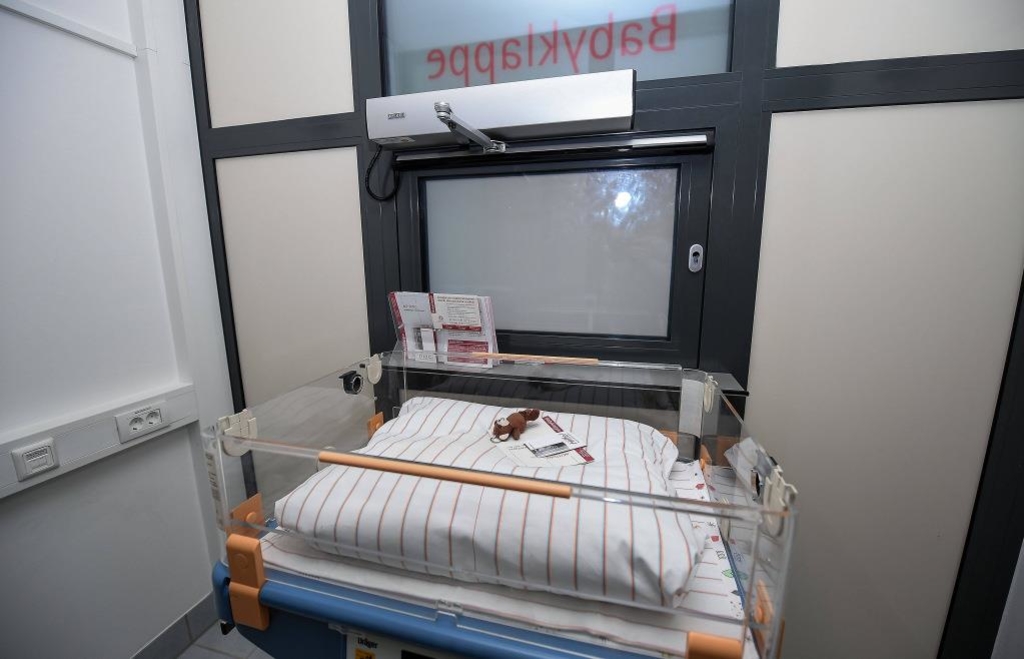 Babyklappe am Klinikum Traunstein und Bauabschnitt I des Krankenhaus ...