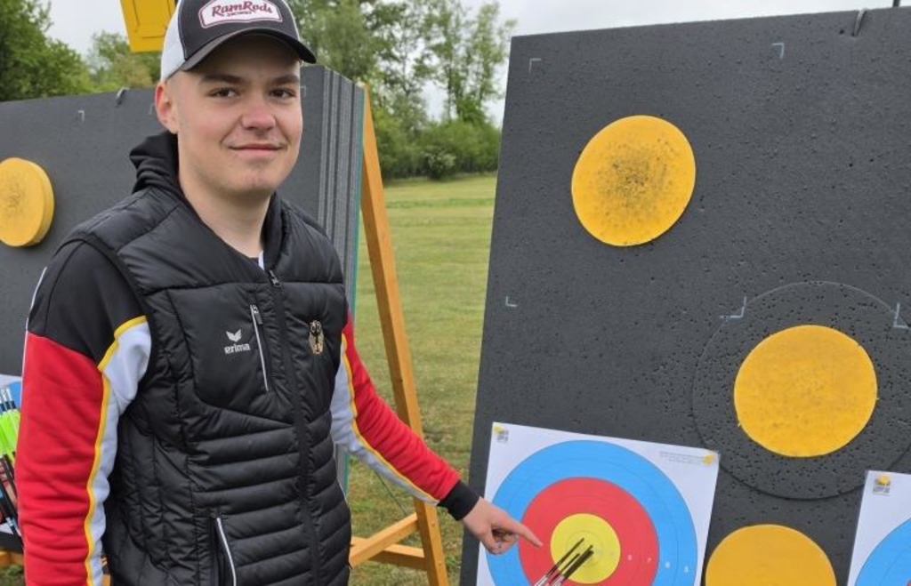 Weltrekord: Bogenschütze Simon Moritz vom TSV Natternberg und sein ...