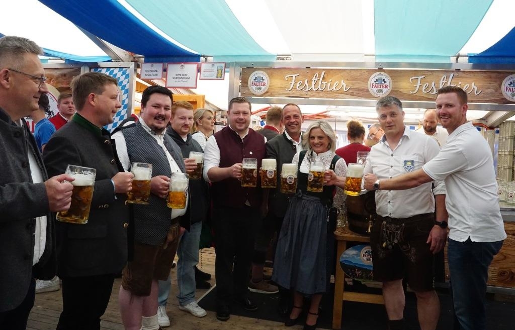 Anzapfen: Bodenmais‘ Bürgermeister Michael Adam kann‘s noch