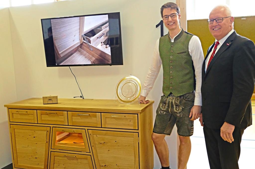 Junge Schreiner und ihre Meisterstücke