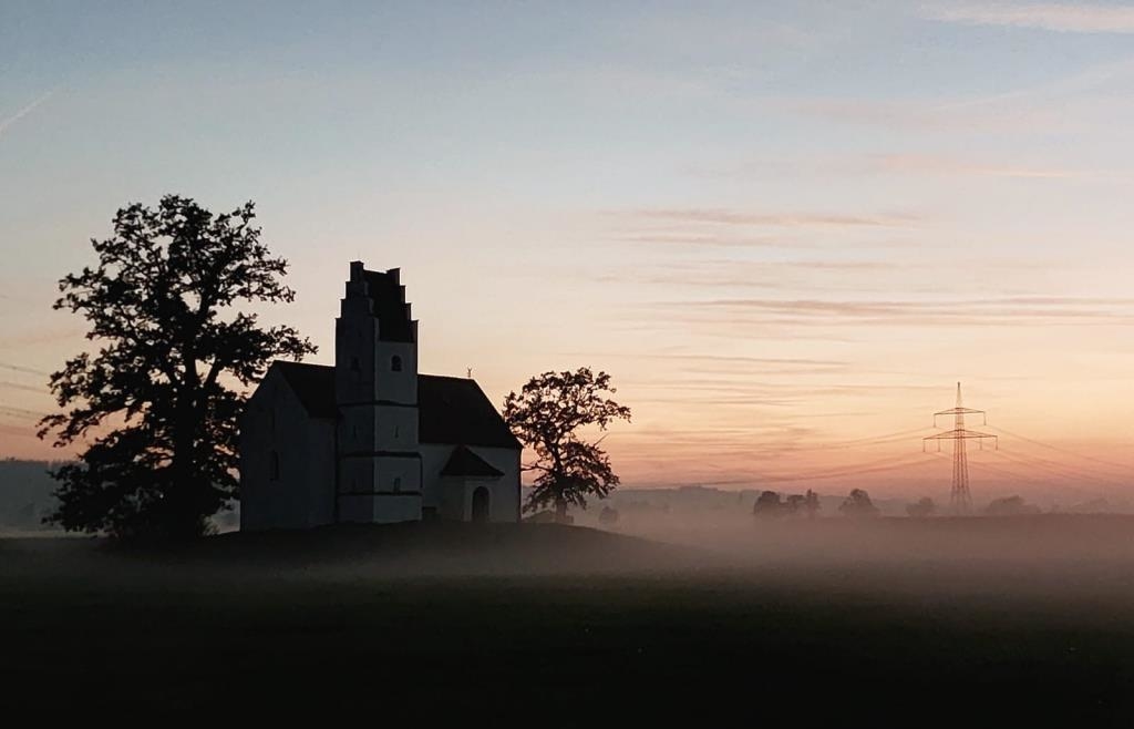Mystische Stimmung: Nebel zieht auf beim Kirchlein in Hütt