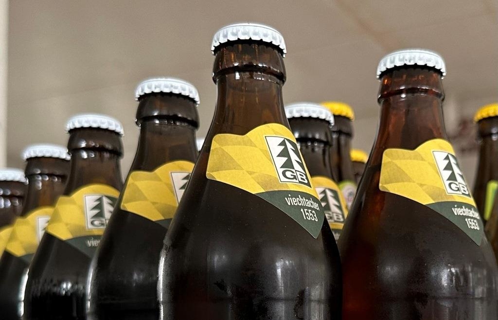 Altes und neues Viechtacher Bier im Vergleich: Experten für ...
