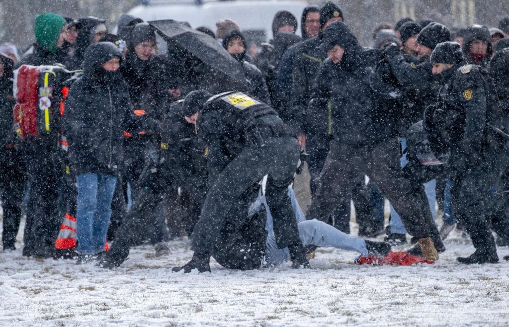 Auseinandersetzungen bei Demos nach Anschlag in München – Polizei muss eingreifen
